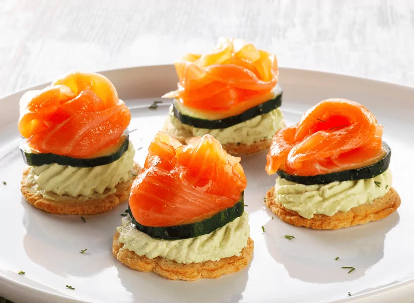 Canapés de salmón ahumado y queso crema 【 Receta fácil 】 - Ahumados ...